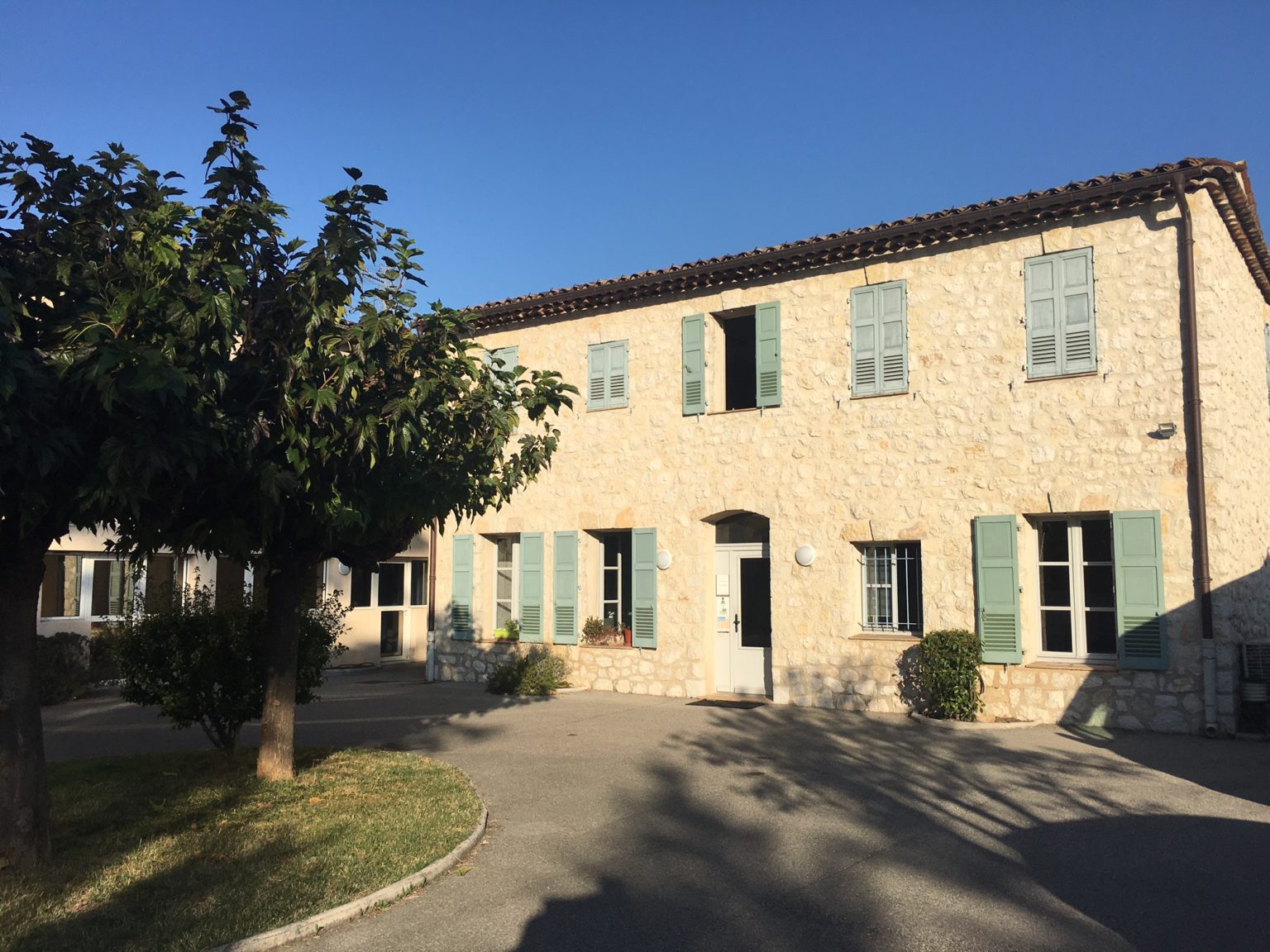 Visite à l’Institut Médico-Educatif Valfleurs de Grasse et remise de ...