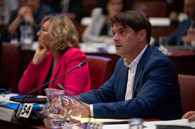 Présentation des délibérations à l'Assemblée Départementale, en ma ...